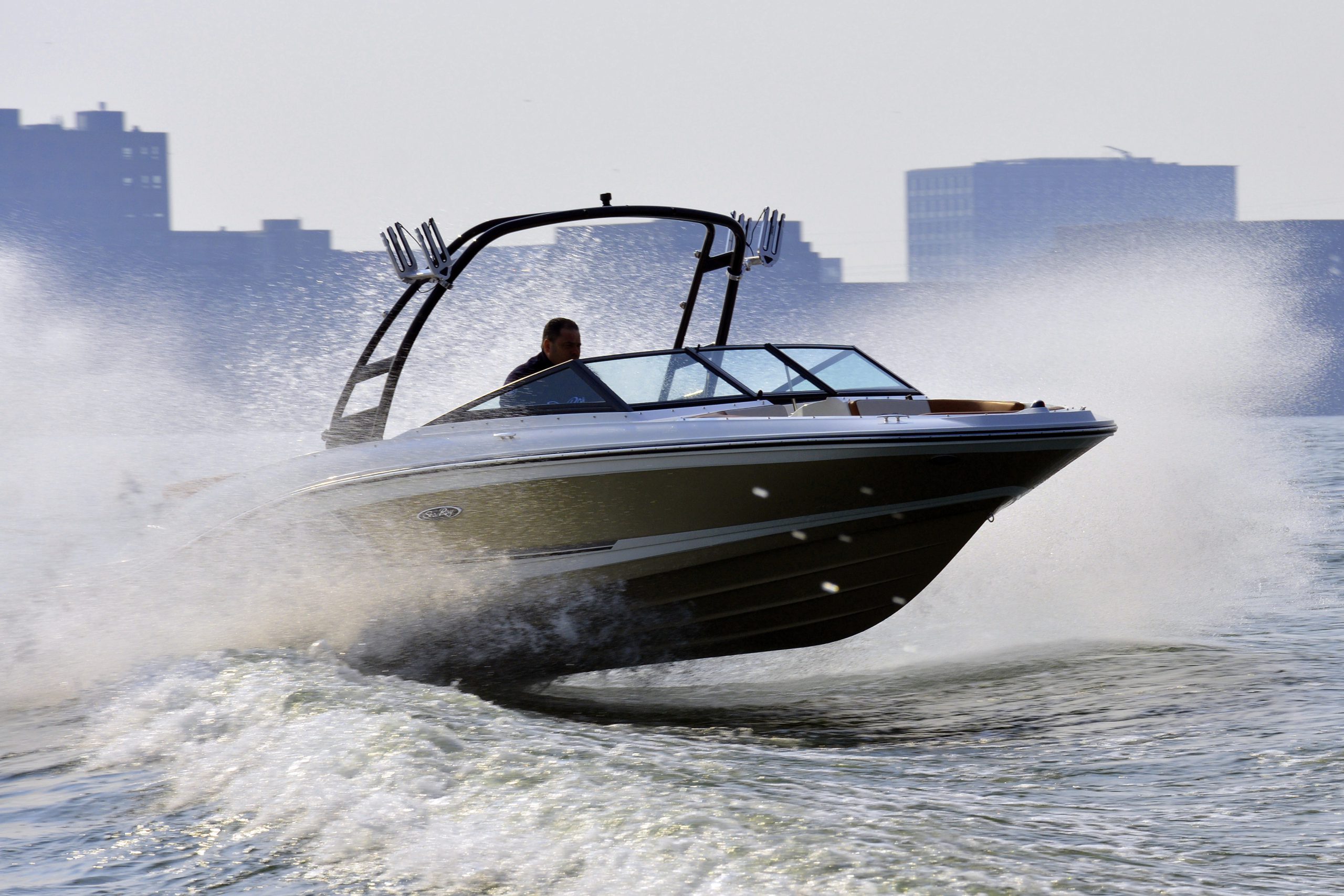 Sea Ray 21 SPX: multifunctionele sportieveling - Boottesten.nl