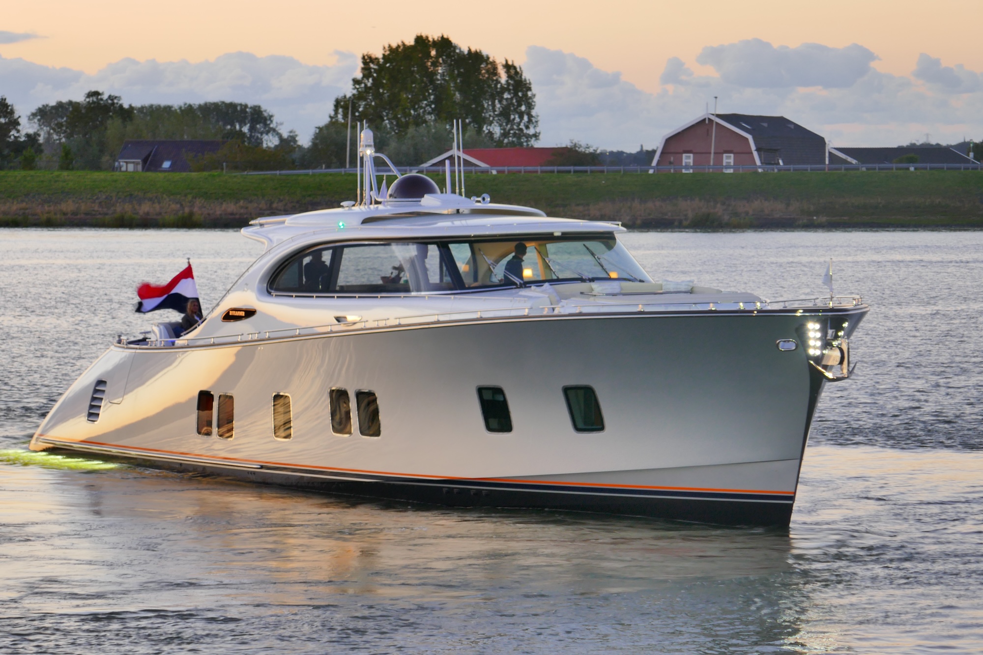 Zeelander Z8: ode aan de gebogen lijnen - Boottesten.nl